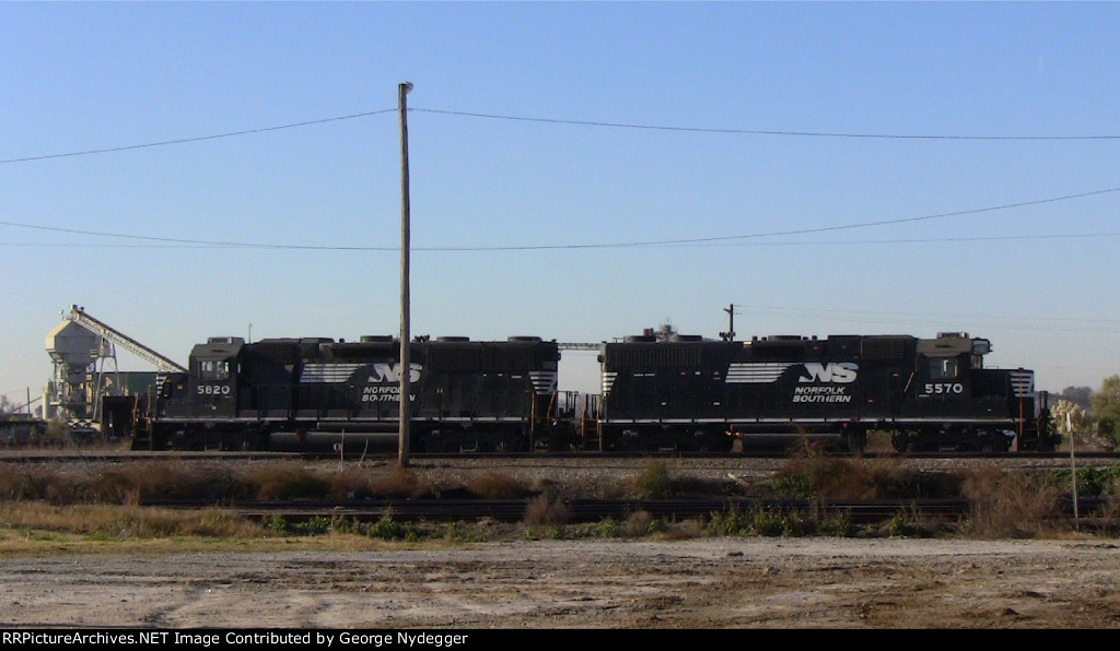 NS 5570 / GP38-2 & 5820 / GP38-3